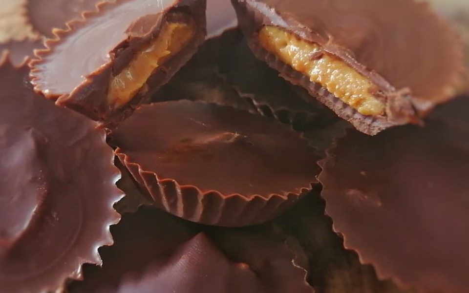 Bocadito de chocolate relleno de mantequilla de maní.